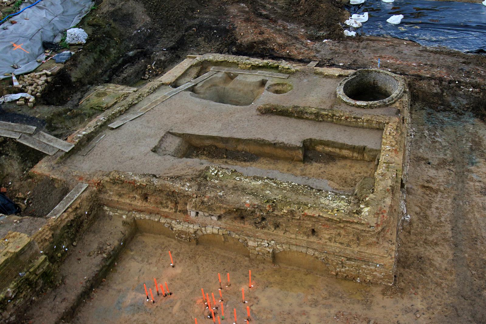 Archéologie à Lille : découverte d'un château fort - Histoire à sac à dos